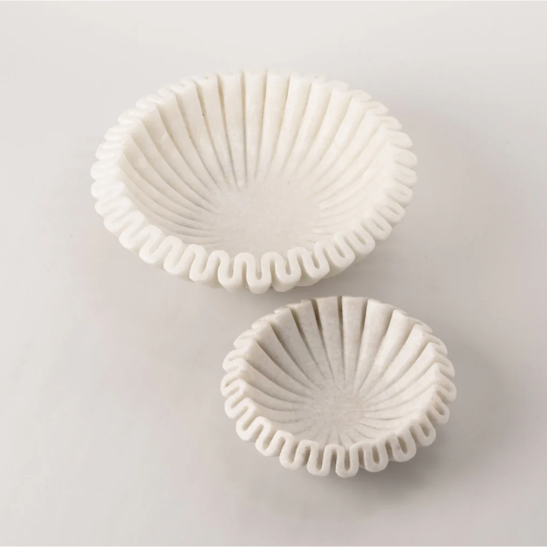 Ruffle Bowl White Marble 30cm – Accoutrement